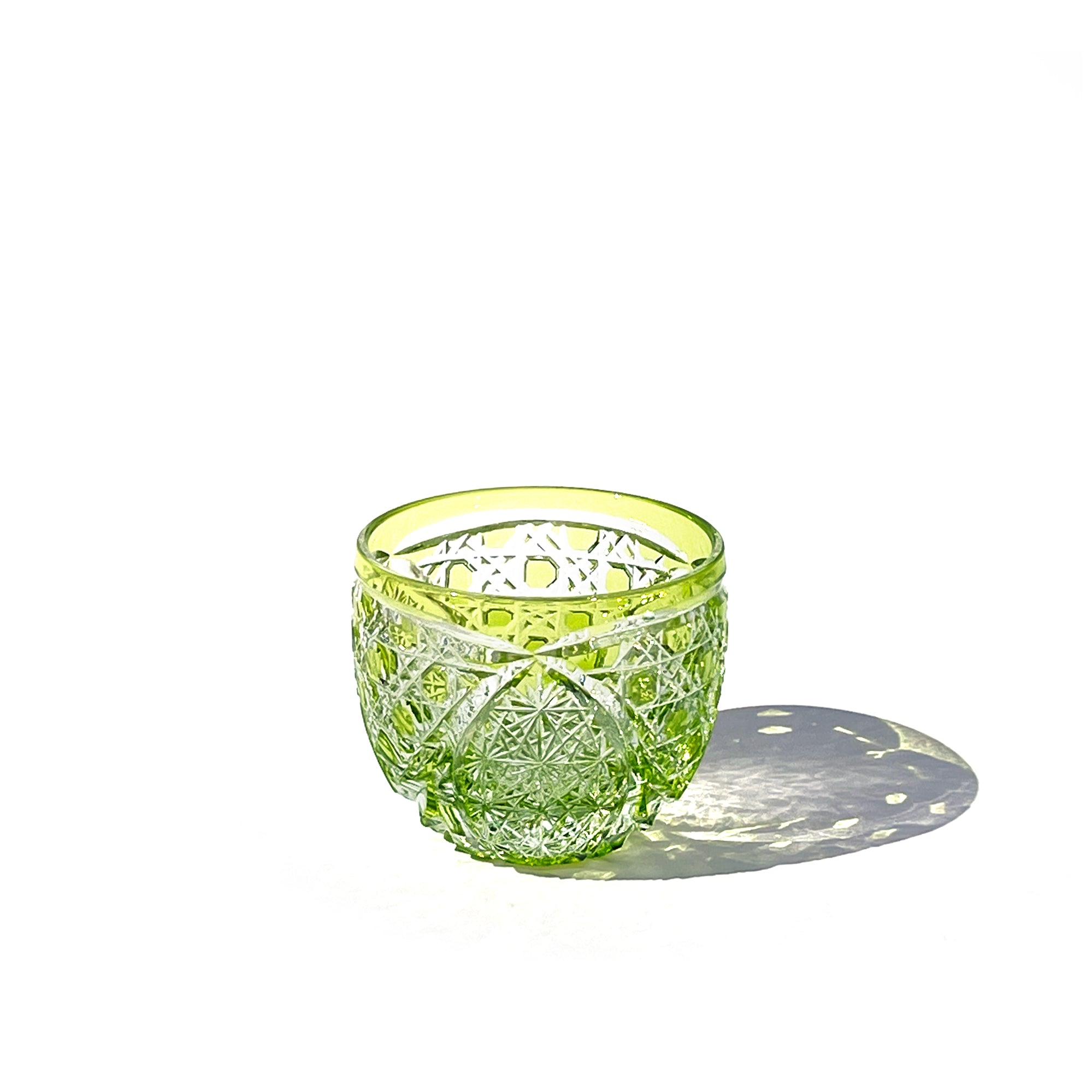 江戸切子 伝統工芸士 木村泰典 作 菊繋ぎに籠目紋 ぐい呑 若草 ｜江戸切子グラスならTABLEAU ONLINE SHOP（タブロー工房オンラインショップ）