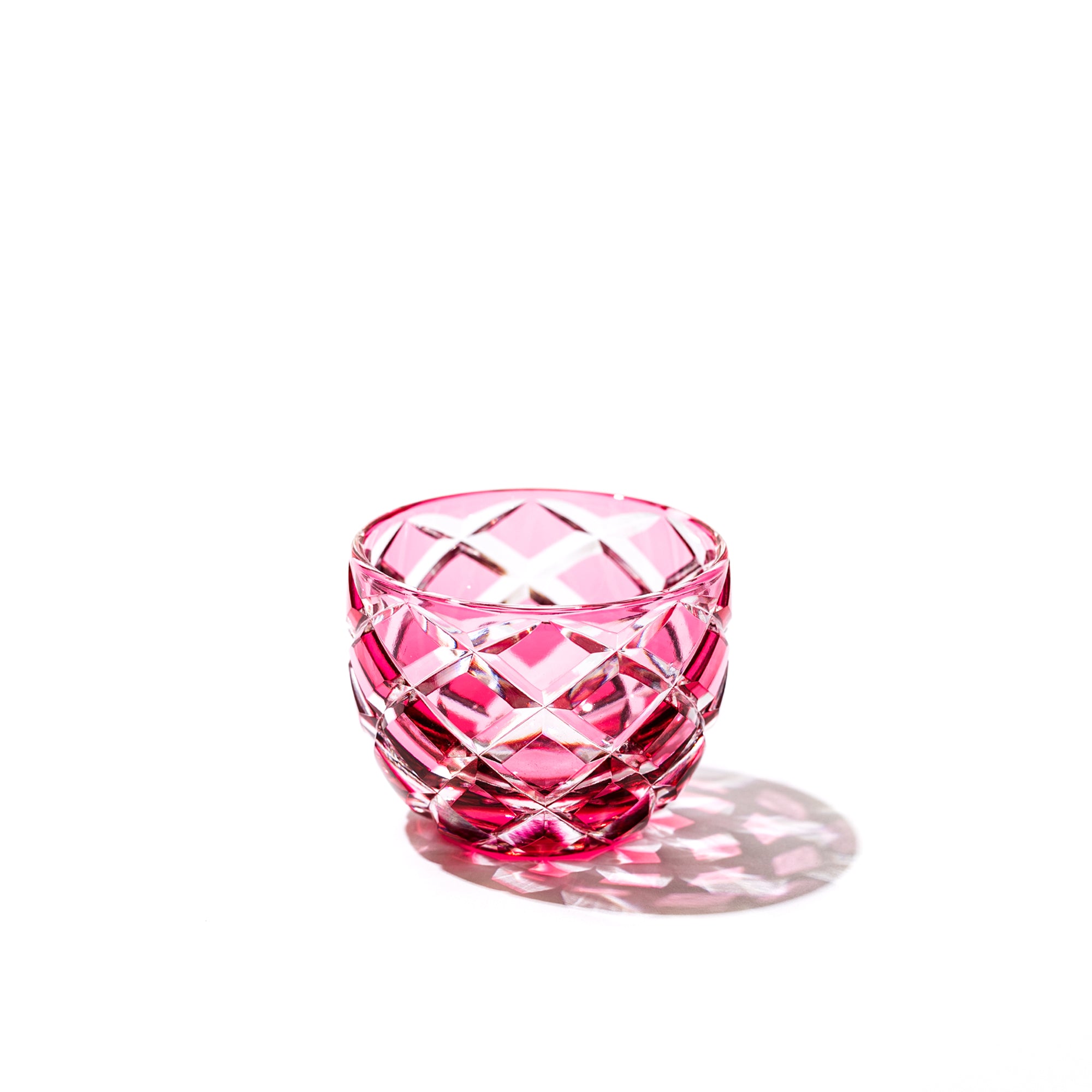 江戸切子 伝統工芸士 木村泰典 作 矢来紋 ぐい呑 金赤 ｜江戸切子グラスならTABLEAU ONLINE SHOP（タブロー工房オンラインショップ）