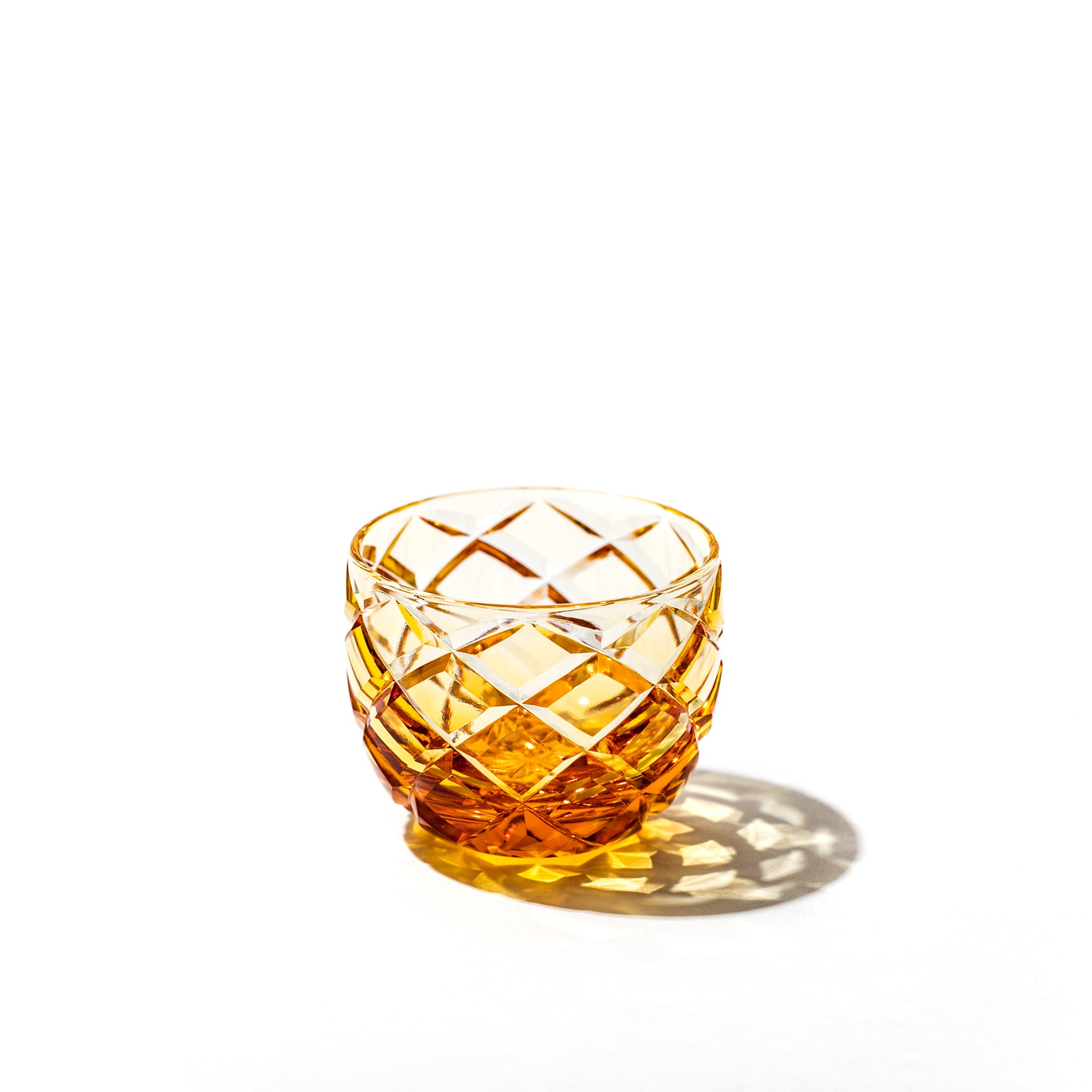 江戸切子 伝統工芸士 木村泰典 作 矢来紋 ぐい呑 琥珀 ｜江戸切子グラスならTABLEAU ONLINE SHOP（タブロー工房オンラインショップ）