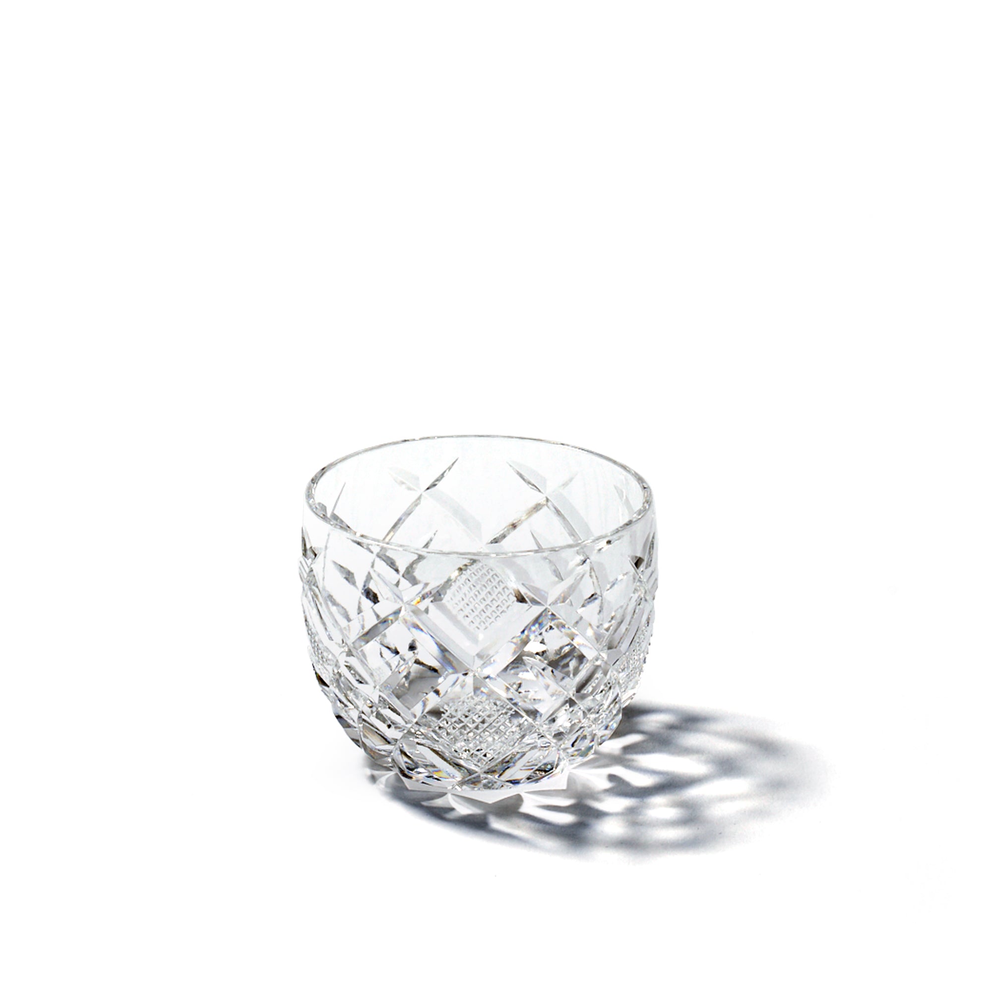 江戸切子 伝統工芸士 木村泰典 作 矢来魚子紋 ぐい呑 透き ｜江戸切子グラスならTABLEAU ONLINE SHOP（タブロー工房オンラインショップ）