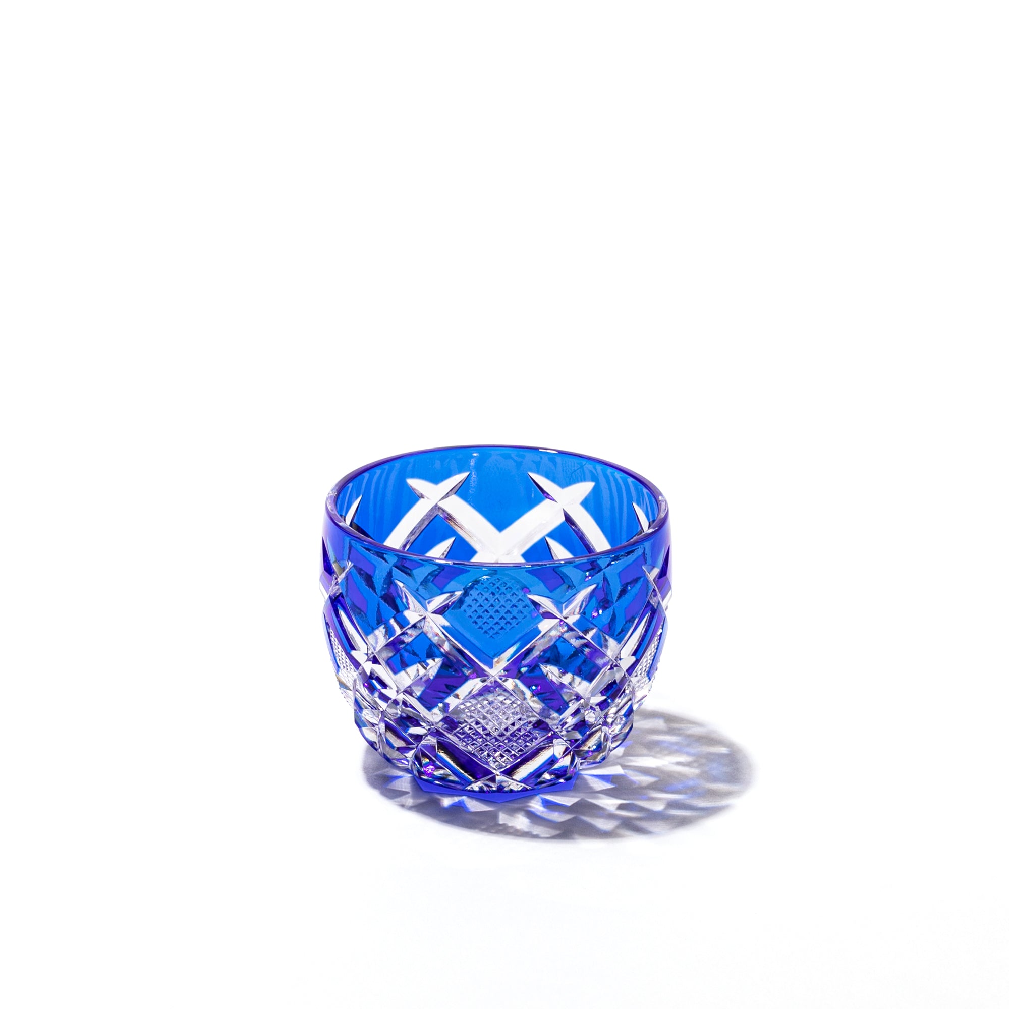 江戸切子 伝統工芸士 木村泰典 作 矢来魚子紋 ぐい呑 ルリ ｜江戸切子グラスならTABLEAU ONLINE SHOP（タブロー工房オンラインショップ）