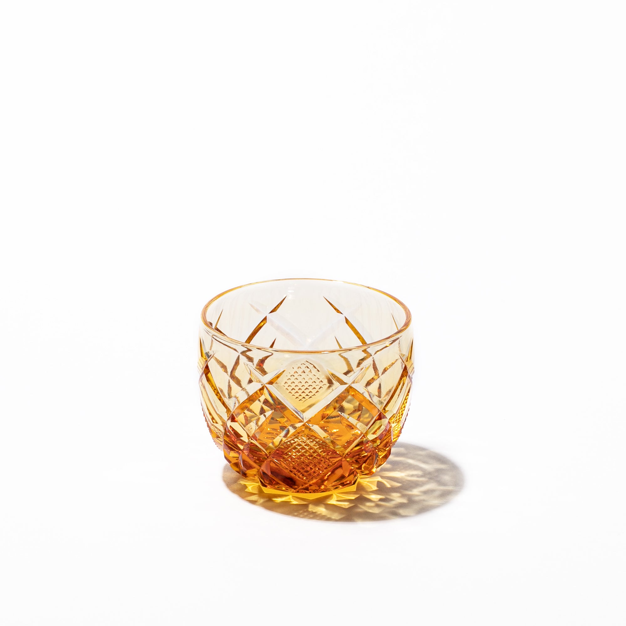 江戸切子 伝統工芸士 木村泰典 作 矢来魚子紋 ぐい呑 琥珀 ｜江戸切子グラスならTABLEAU ONLINE SHOP（タブロー工房オンラインショップ）